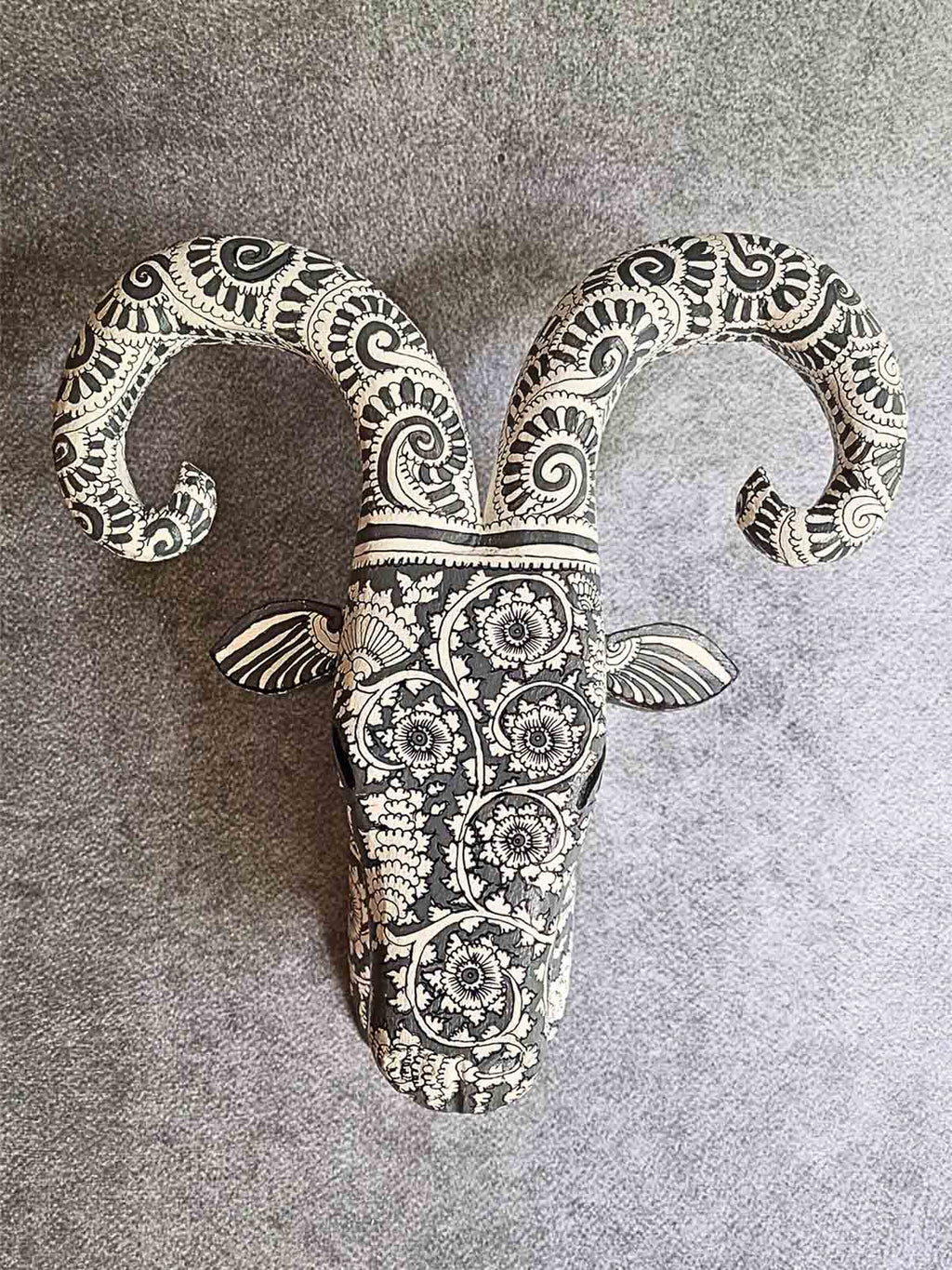 Flourish Wall Accents – Stylish Hand Painted Grey Kalamkari Ram Head for Modern & Cozy Interiors